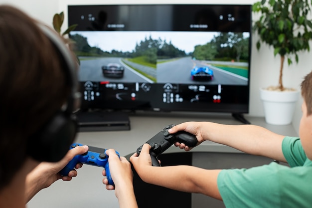 Adolescente juega un juego de computadora con auriculares y un joystick ... Adolescente juega un juego de computadora con auriculares y un joystick ...