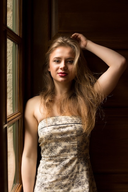 Adorable Mujer Rubia Con Cabello Largo Vestido Con Hombros Desnudos