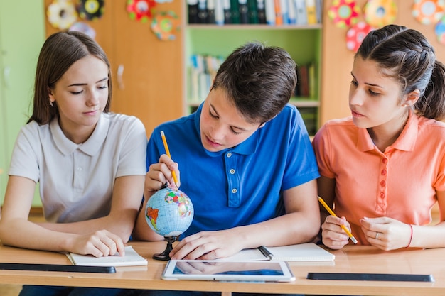 Amigos Aprendiendo Juntos En Clase Foto Gratis
