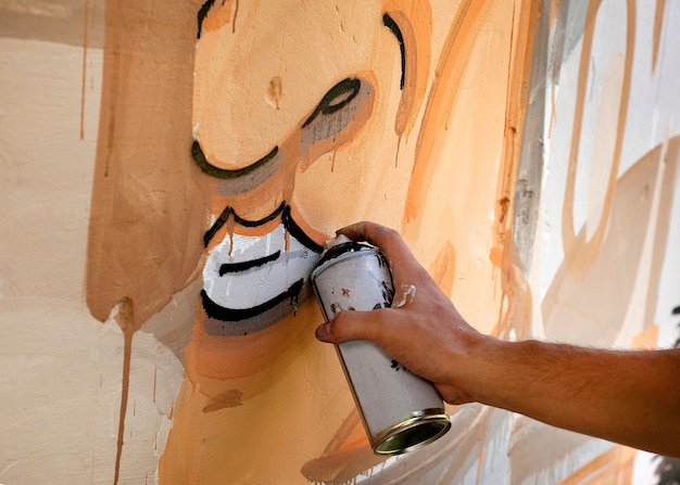 Artista Callejero Pintando Graffiti En Una Pared Foto Premium