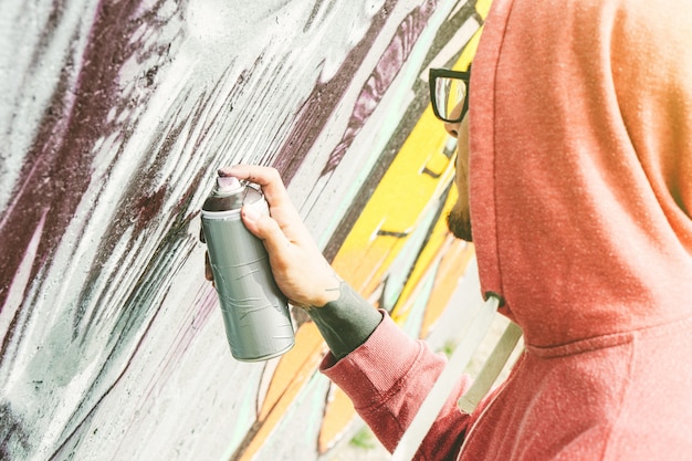 Artista Callejero Pintando Graffiti Con Spray De Color Su Arte En La