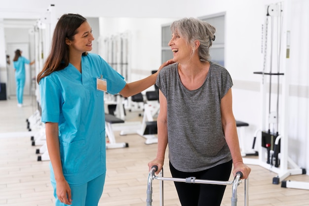 Asistente médico ayudando al paciente con ejercicios de fisioterapia ... Asistente médico ayudando al paciente con ejercicios de fisioterapia ...