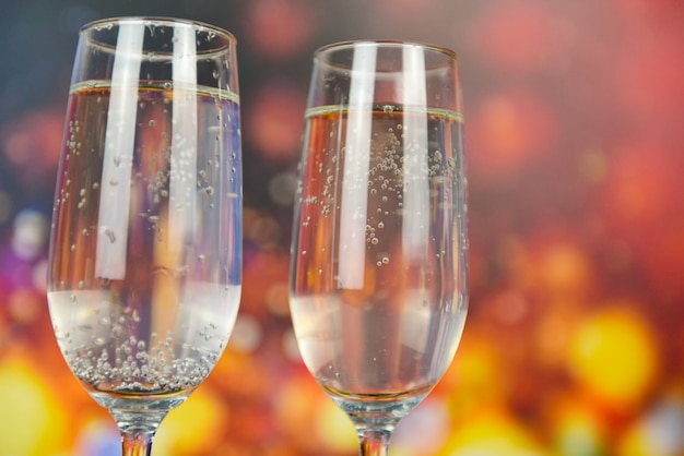 Bebidas navideñas de vidrio prosecco como fiesta temática y concepto de ... Bebidas navideñas de vidrio prosecco como fiesta temática y concepto de ...