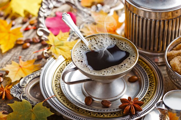 Café En Una Taza De Granos De Café Foto Premium
