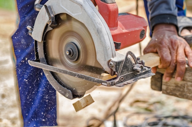 Carpintero Usa Una Sierra Circular Para Cortar Madera En El área De Trabajo Foto Premium