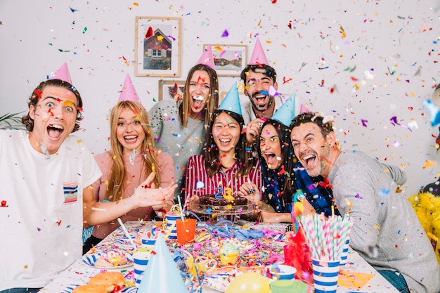 Celebración de cumpleaños con amigos gritando | Descargar Fotos gratis Celebración de cumpleaños con amigos gritando | Descargar Fotos gratis