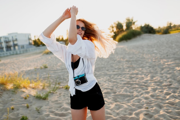 Chica Bien Formada Con Estilo Con Cámara Retro Posando En La Playa Soleada Tarde Vacaciones De