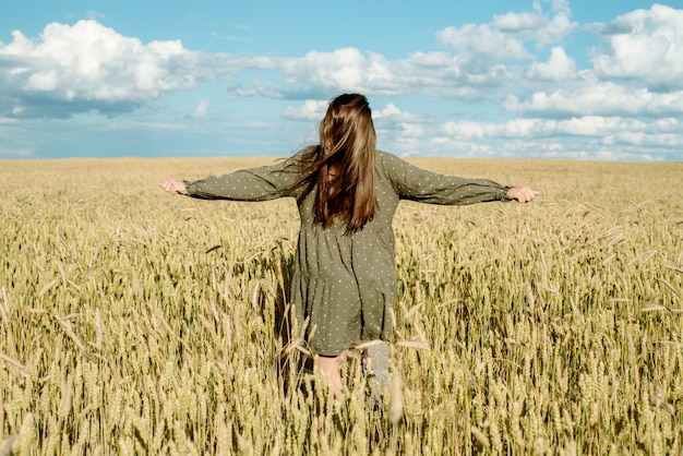 La Chica Joven Está Bailando En Un Campo De Trigo Pasa La Mano Por Los Oídos Se Para De