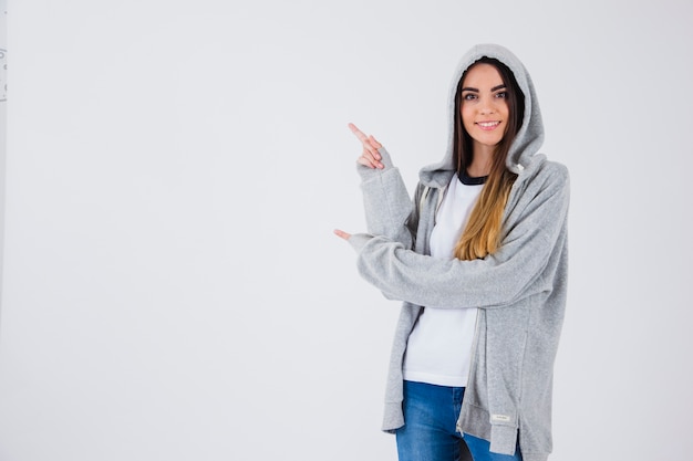 Chica linda posando y señalando direcciones | Foto Gratis Chica linda posando y señalando direcciones | Foto Gratis