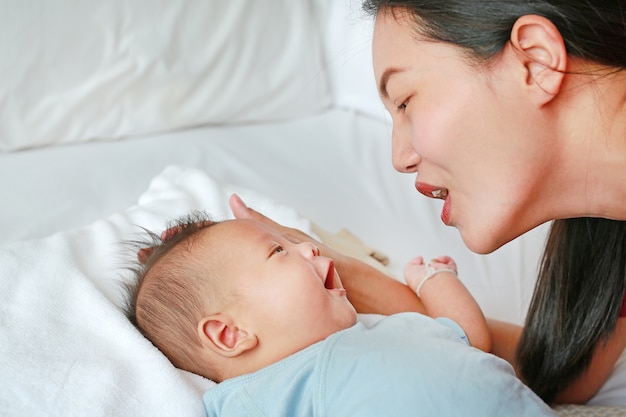 Closeup Madre Hablando Con Su Bebé Niño Foto Premium