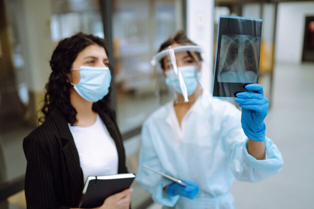 Una Doctora Con Visera Y Guantes Protectores Examina Una Radiografía De