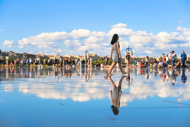 Espejo De Agua De Burdeos Lleno De Gente En Uno De Los Días Más