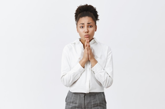 Esperanza preocupada mujer afroamericana pidiendo favor, empresaria ... Esperanza preocupada mujer afroamericana pidiendo favor, empresaria ...