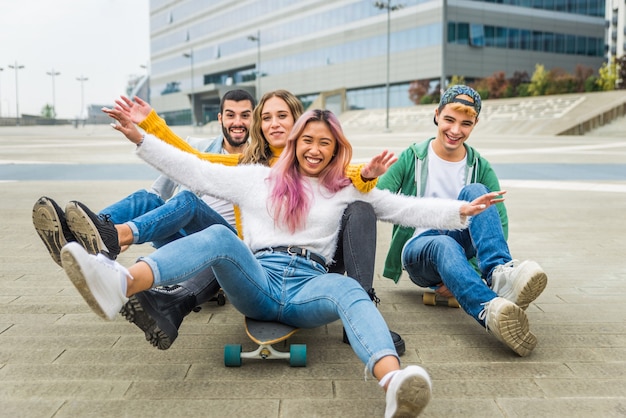 Felices Los Jóvenes Reunidos Al Aire Libre Grupo De Adolescentes