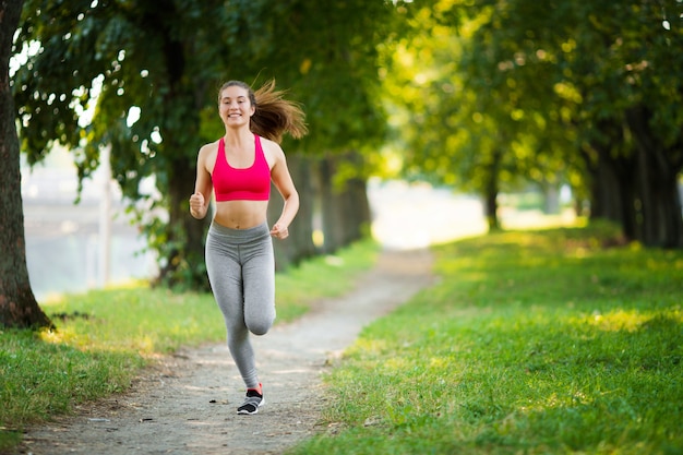 Fitness Mujer Joven Corriendo En El Parque Foto Premium