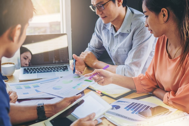 Gente de negocios analizando datos juntos en el trabajo en equipo para ... Gente de negocios analizando datos juntos en el trabajo en equipo para ...