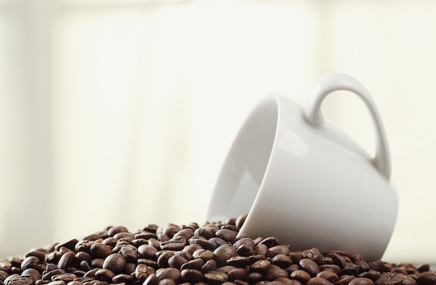 Granos De Café En Una Taza Foto Gratis