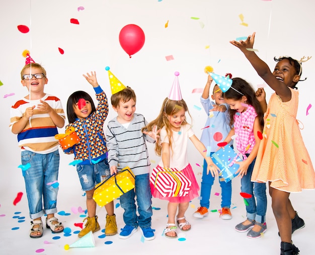Grupo de niños celebran la fiesta de cumpleaños juntos | Foto Premium Grupo de niños celebran la fiesta de cumpleaños juntos | Foto Premium