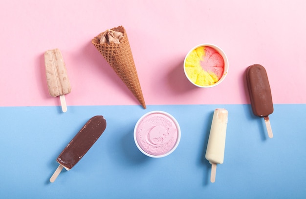 Helado Cono De Galleta Fresa Vainilla Chocolate Foto Premium