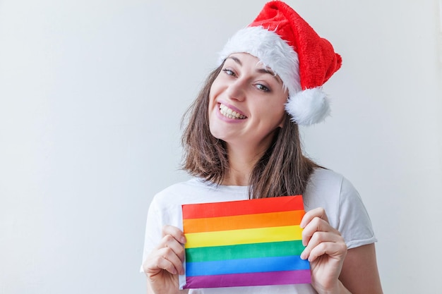 Hermosa Chica Lesbiana En Sombrero Rojo De Santa Claus Con Bandera Lgbt