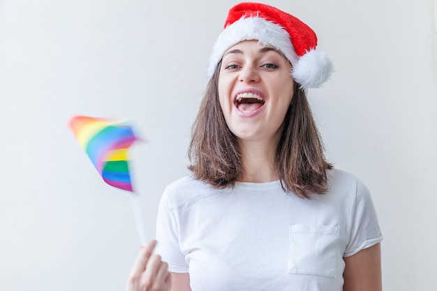 Hermosa Chica Lesbiana En Sombrero Rojo De Santa Claus Con Bandera Lgbt