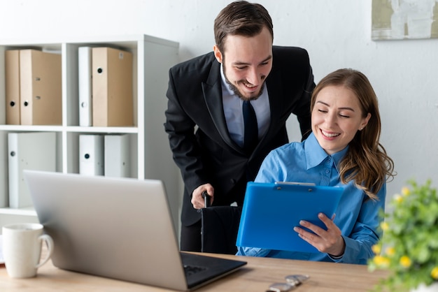 Hombre adulto y mujer trabajando juntos en la oficina | Foto Gratis Hombre adulto y mujer trabajando juntos en la oficina | Foto Gratis