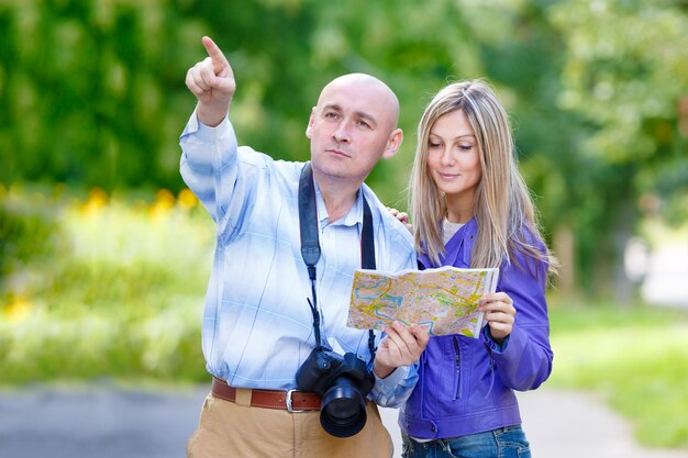 Hombre Fotógrafo Muestra En La Dirección De Una Niña En El Mapa Foto