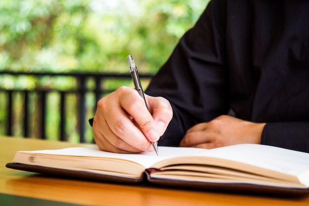 Hombre de negocios escribiendo libro | Foto Gratis Hombre de negocios escribiendo libro | Foto Gratis