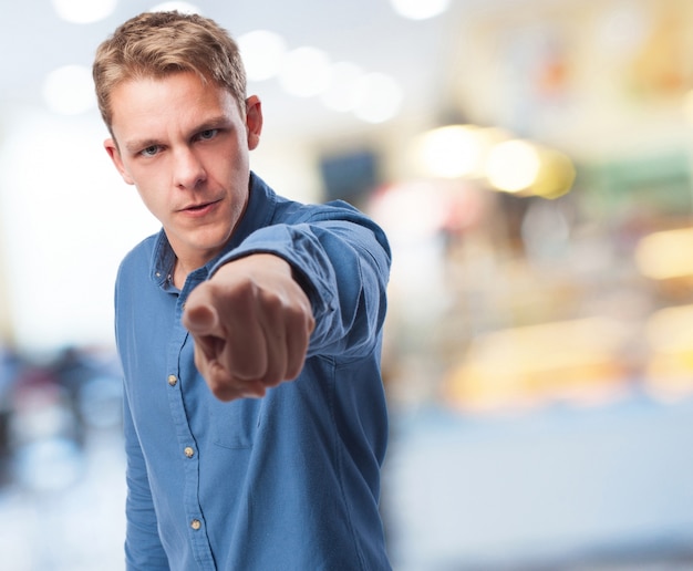 Hombre serio señalando con un dedo | Foto Gratis Hombre serio señalando con un dedo | Foto Gratis