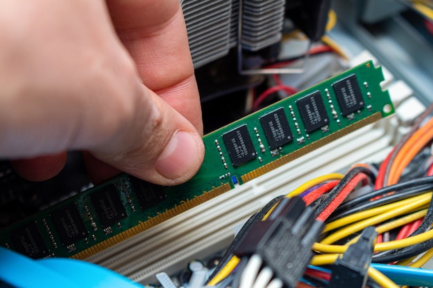 Instalación de memoria ddr dimm, montaje de computadora personal en un ... Instalación de memoria ddr dimm, montaje de computadora personal en un ...