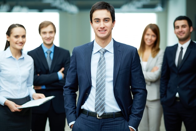Joven empresario sonriente | Descargar Fotos gratis Joven empresario sonriente | Descargar Fotos gratis