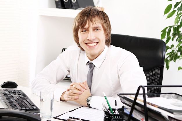 Joven y exitoso empresario | Foto Gratis Joven y exitoso empresario | Foto Gratis