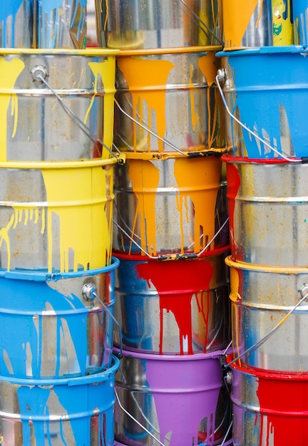 Latas De Pintura Usadas Apiladas Foto Premium