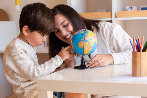 Liltle preschooler kid aprendiendo geografía con un mapa del mundo y ... Liltle preschooler kid aprendiendo geografía con un mapa del mundo y ...