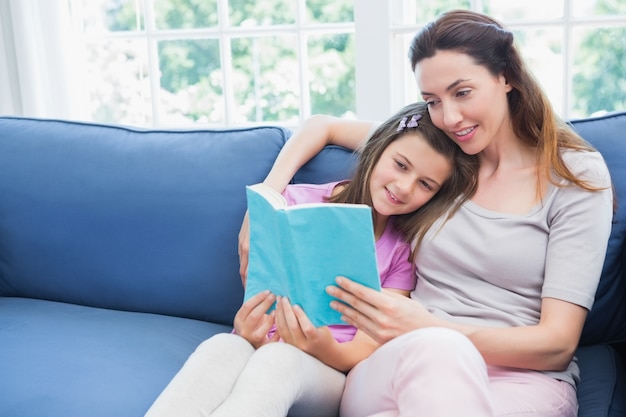 Madre e hija leyendo un libro | Foto Premium Madre e hija leyendo un libro | Foto Premium