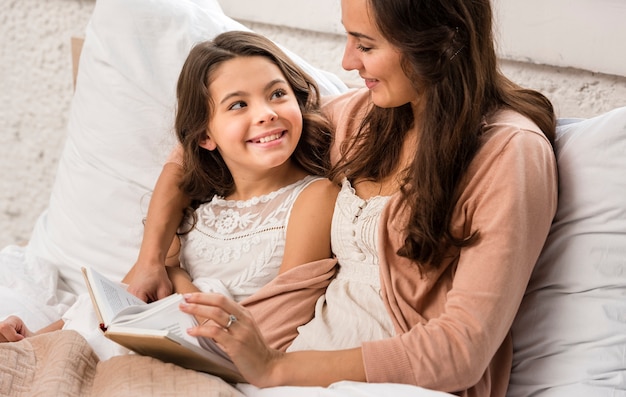 Madre e hija leyendo un libro | Foto Gratis Madre e hija leyendo un libro | Foto Gratis