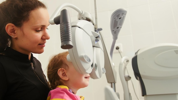 Madre Y Niña Optometrista Comprueba El Ojo Del Niño Oftalmología