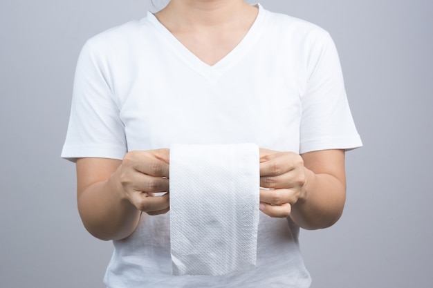 Mano de mujer sosteniendo un pañuelo de papel | Foto Premium Mano de mujer sosteniendo un pañuelo de papel | Foto Premium