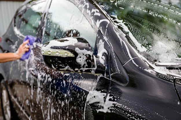 Las Manos Sostienen Una Esponja Para Lavar El Automóvil Detalles Del