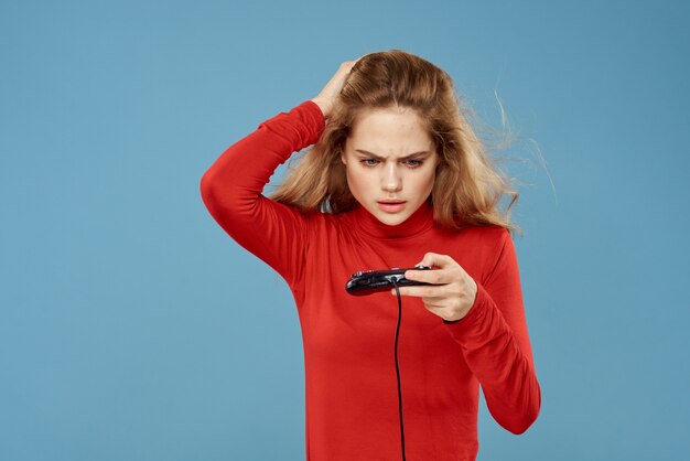 Una mujer juega un juego de computadora en consolas con joysticks ... Una mujer juega un juego de computadora en consolas con joysticks ...