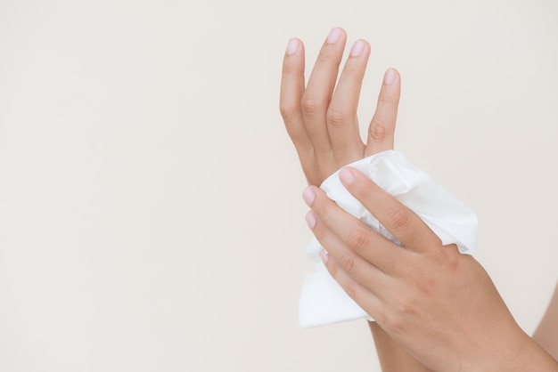 Mujer limpiando sus manos con un pañuelo de papel | Foto Premium Mujer limpiando sus manos con un pañuelo de papel | Foto Premium