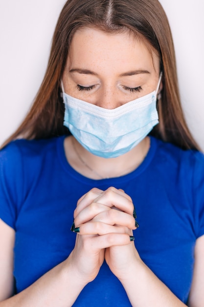 Mujer con máscara para proteger pm2.5 y covid-19. mujer mano orando por ... Mujer con máscara para proteger pm2.5 y covid-19. mujer mano orando por ...