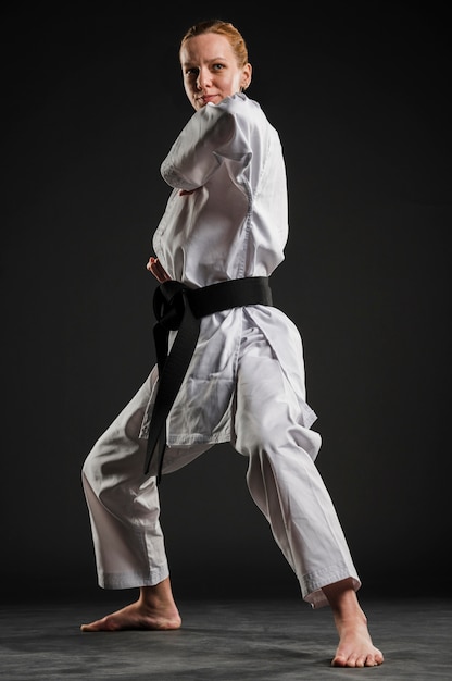Mujer Profesional De Karate Practicando Tiro Completo Foto Gratis