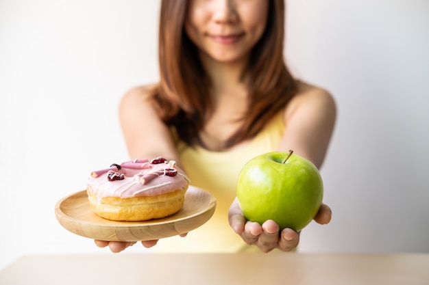 Mujer Que Toma Una Decisión Entre Comida Saludable Y Comida Poco