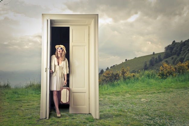 Mujer Rubia Abriendo Una Puerta Foto Premium