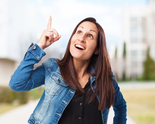 Mujer sonriendo señalando al cielo | Foto Gratis Mujer sonriendo señalando al cielo | Foto Gratis