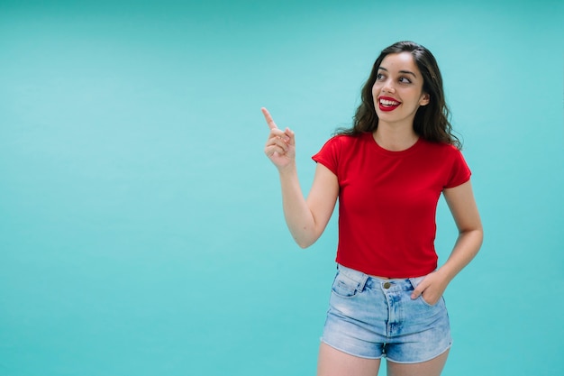 Mujer sonriendo y señalando con el dedo | Descargar Fotos gratis Mujer sonriendo y señalando con el dedo | Descargar Fotos gratis