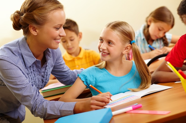 Niña Dibujando Con La Maestra Ayudando En Clase Descargar Fotos Gratis