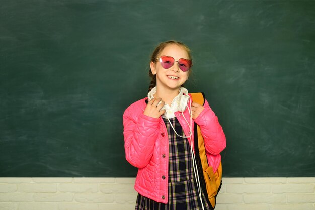 Niña De La Escuela Adolescente Younf Con Mochila Retrato De Una