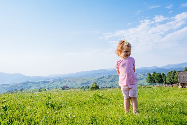 Niña pequeña corriendo en un hermoso campo | Foto Premium Niña pequeña corriendo en un hermoso campo | Foto Premium